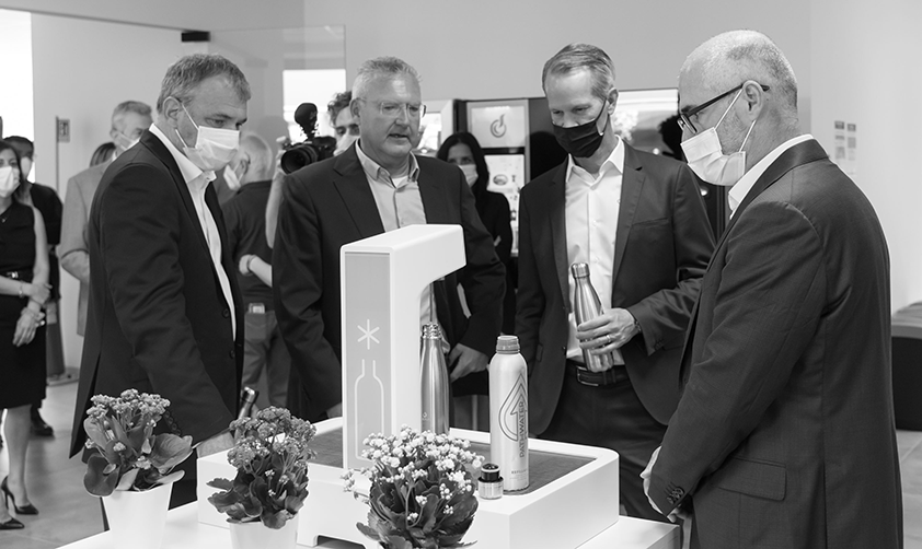 Scott Clawson, presidente e CEO di Culligan Int. tiene a battesimo la ...