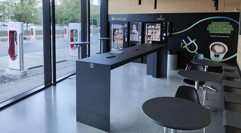 Tesla completa i servizi delle aree di sosta con lounge superautomatiche